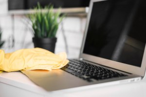 4 maneiras de limpar tela de notebook sem riscar